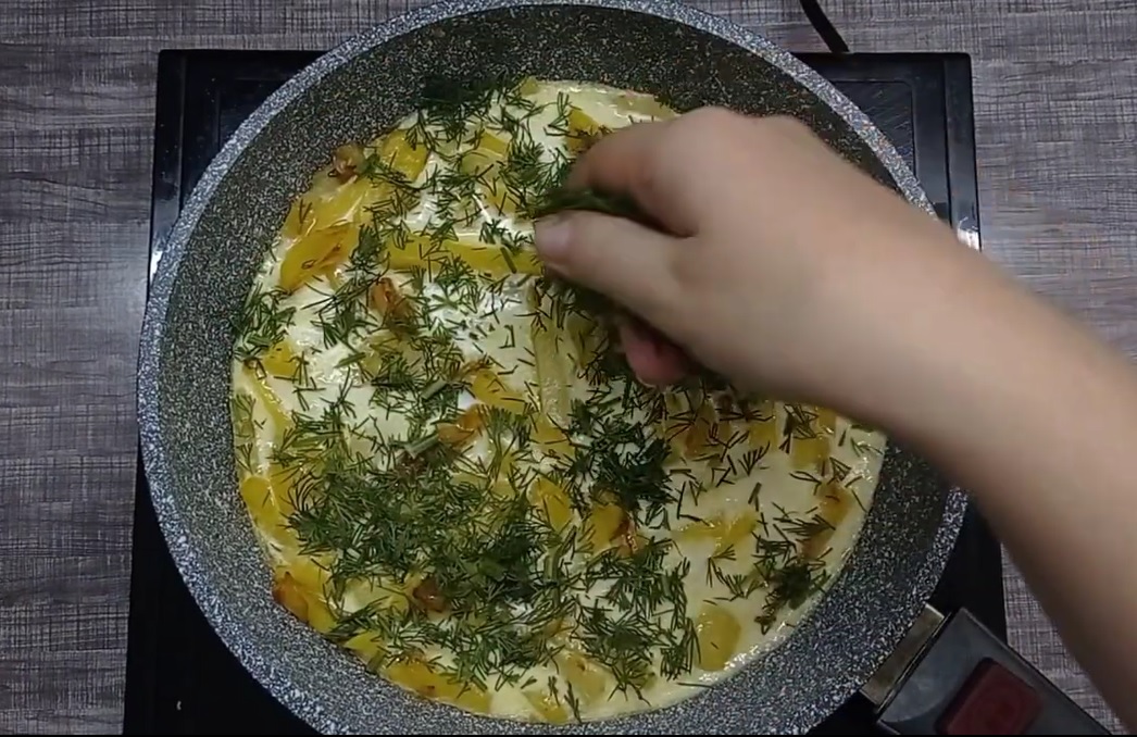 Быстрый завтрак на сковороде из яйца и картофеля.