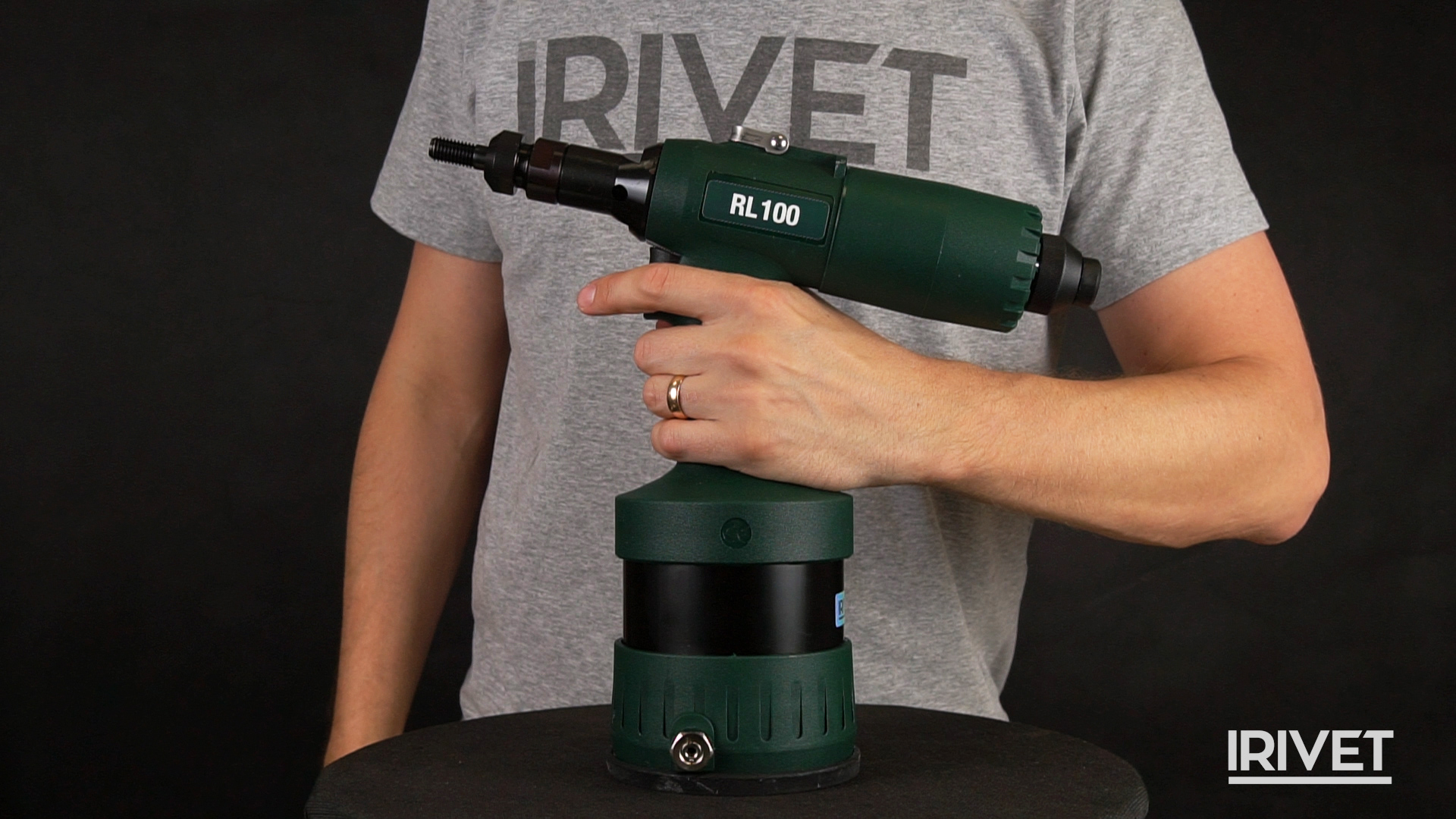 RIVETEC RL 100 - пневмо-гидравлический заклёпочник для установки резьбовых заклёпок от М6 до М16