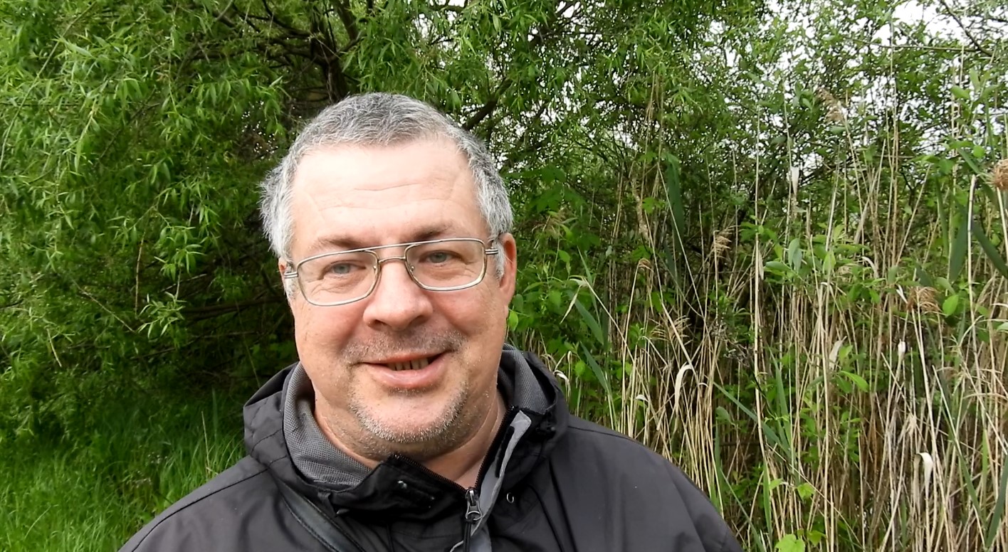 Биосфера № 18. Фотоохота. Отличный пример. Болотная камышевка. Птичка найдена и определена.