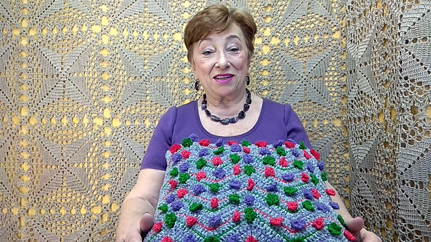 Подушка "Первые цветочки". Мастер-класс по вязанию крючком от О. С. Литвиной.