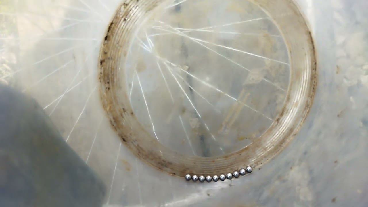 Обслуживание передней втулки велосипеда на насыпных подшипниках.