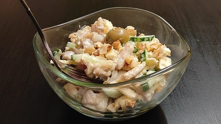 Сытный салат с жареной свининой и яичными блинчиками