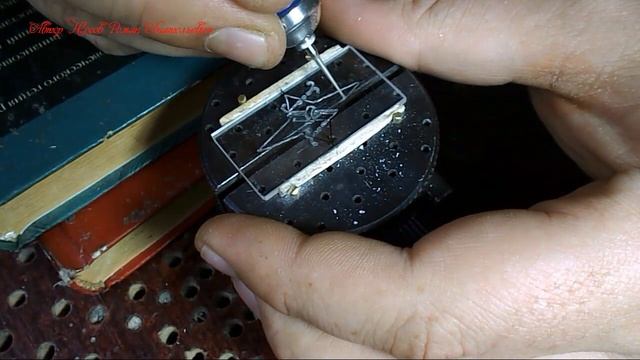 Перекидные чётки из оргстекла с теневой гравировкой львов и комбинированными звеньями.