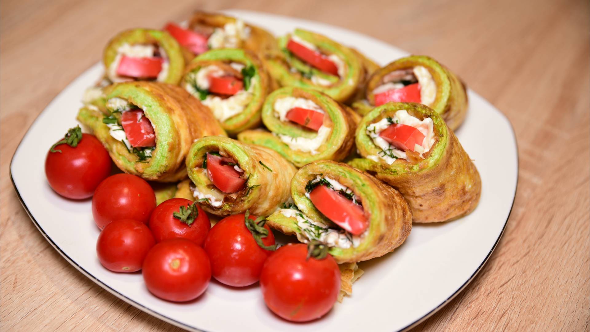 Рулетики из кабачков с помидором и сыром