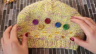 47. ШАПКА спицами  из пряжи секционного крашения изнаночной гладью.