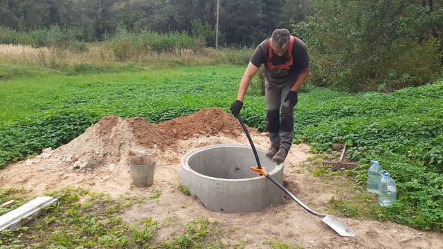 Докапываем кессон. Начало траншеи под водопровод.