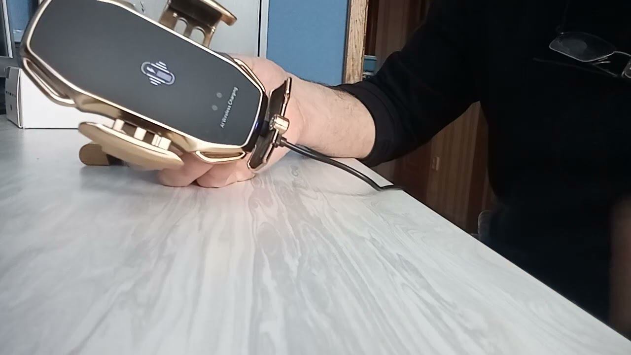 Испытание сенсорного зарядного устройства для авто  с Qi беспроводной зарядкой