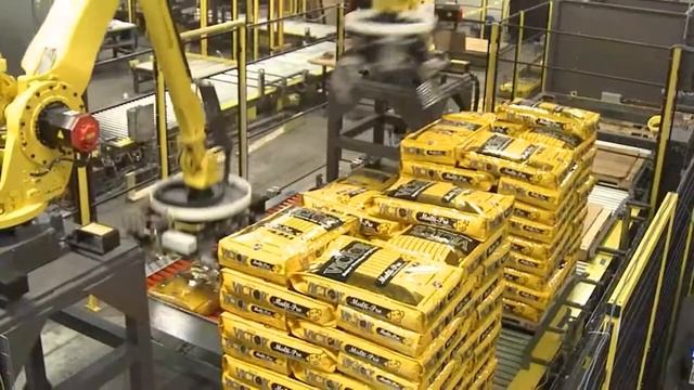 Паллетирование мешков с сухим кормом двумя роботами.mp4