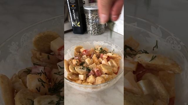 Салат с помидорами и сухариками