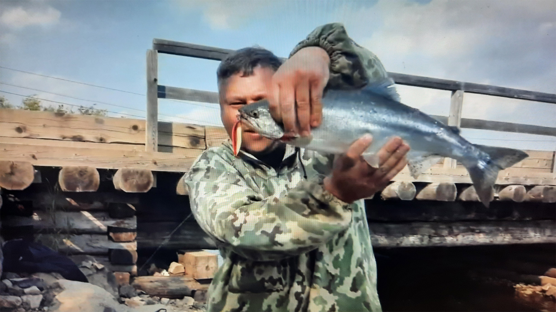 рыбалка на горбушу спиннингом, горная речка, тасманский дьявол ..mp4