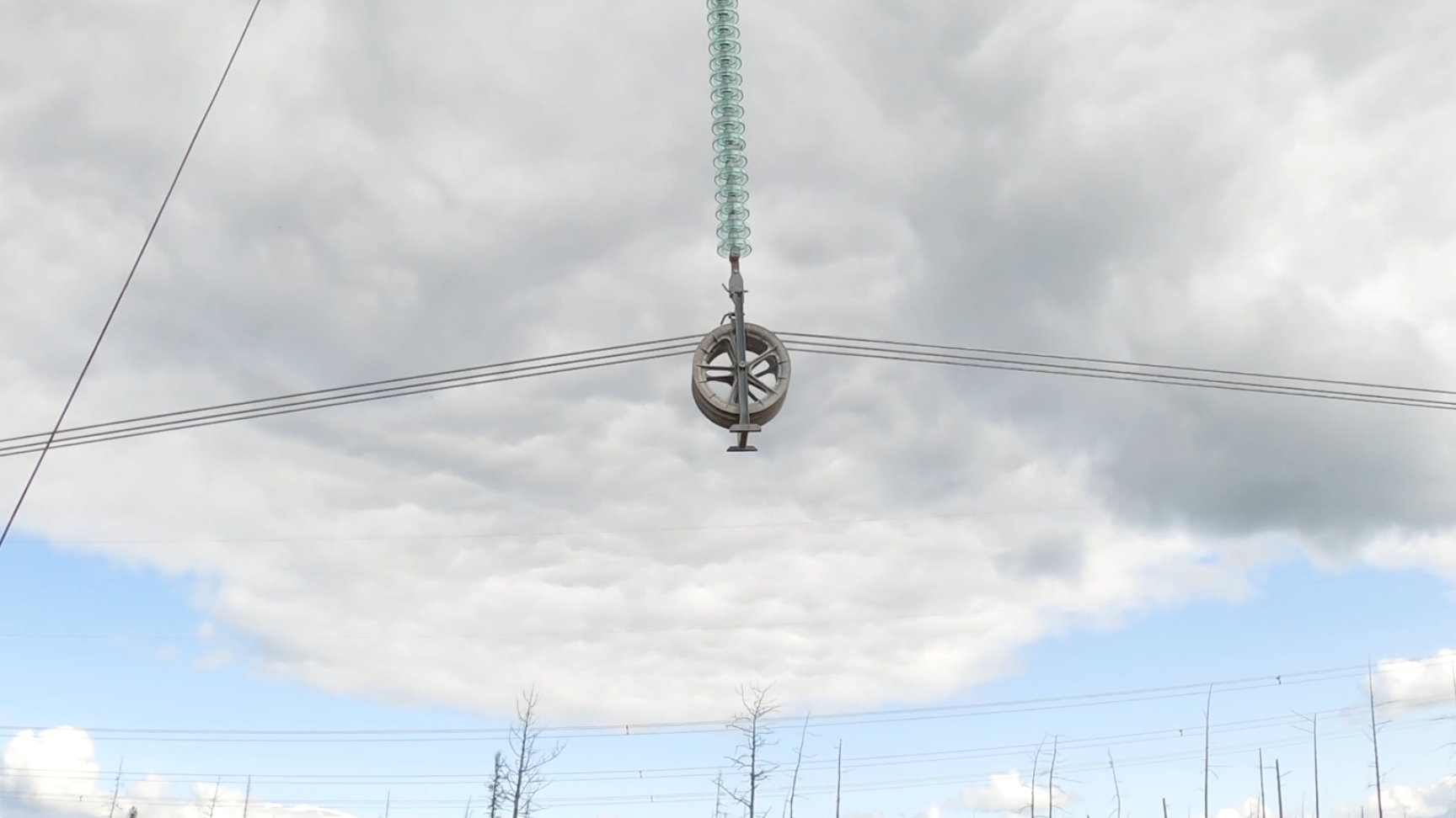 Переклада проводов крайней фазы из раскаточных роликов в поддерживающие зажимы