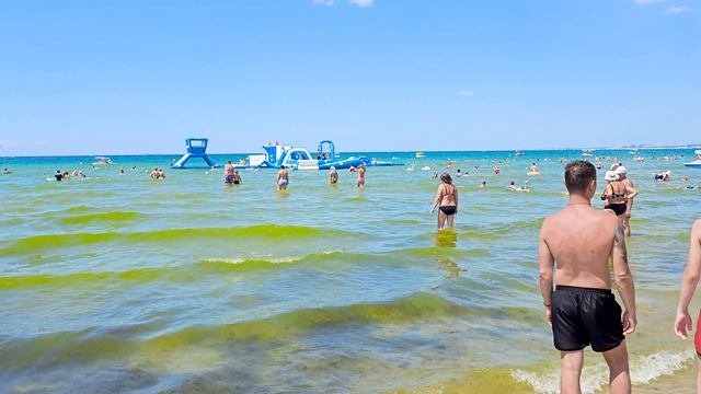 Анапа, путь из центра Анапы на пляж. Обзор песчаного пляжа в августе в Анапе, Аллея Космонавтов.