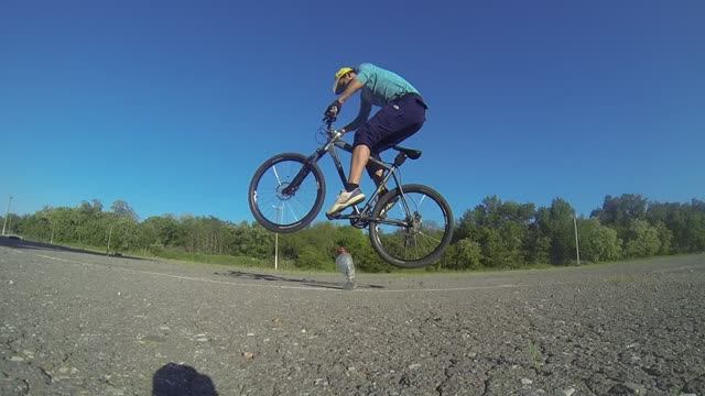 Учусь прыгать на велосипеде