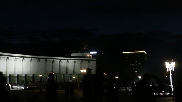 Вид на парк Победы и ночные фонтаны от Музея Победы перед салютом. 9 мая 2023