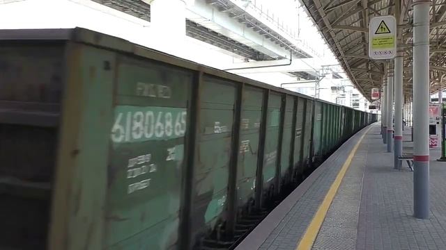 Тепловоз 2ТЭ25КМ-0434 (ТЧЭ-2) с грузовым поездом.