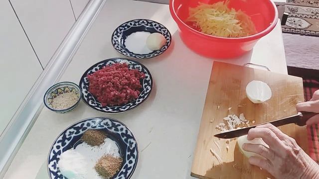 Пеку балыш.пирог с мясом и картошкой.