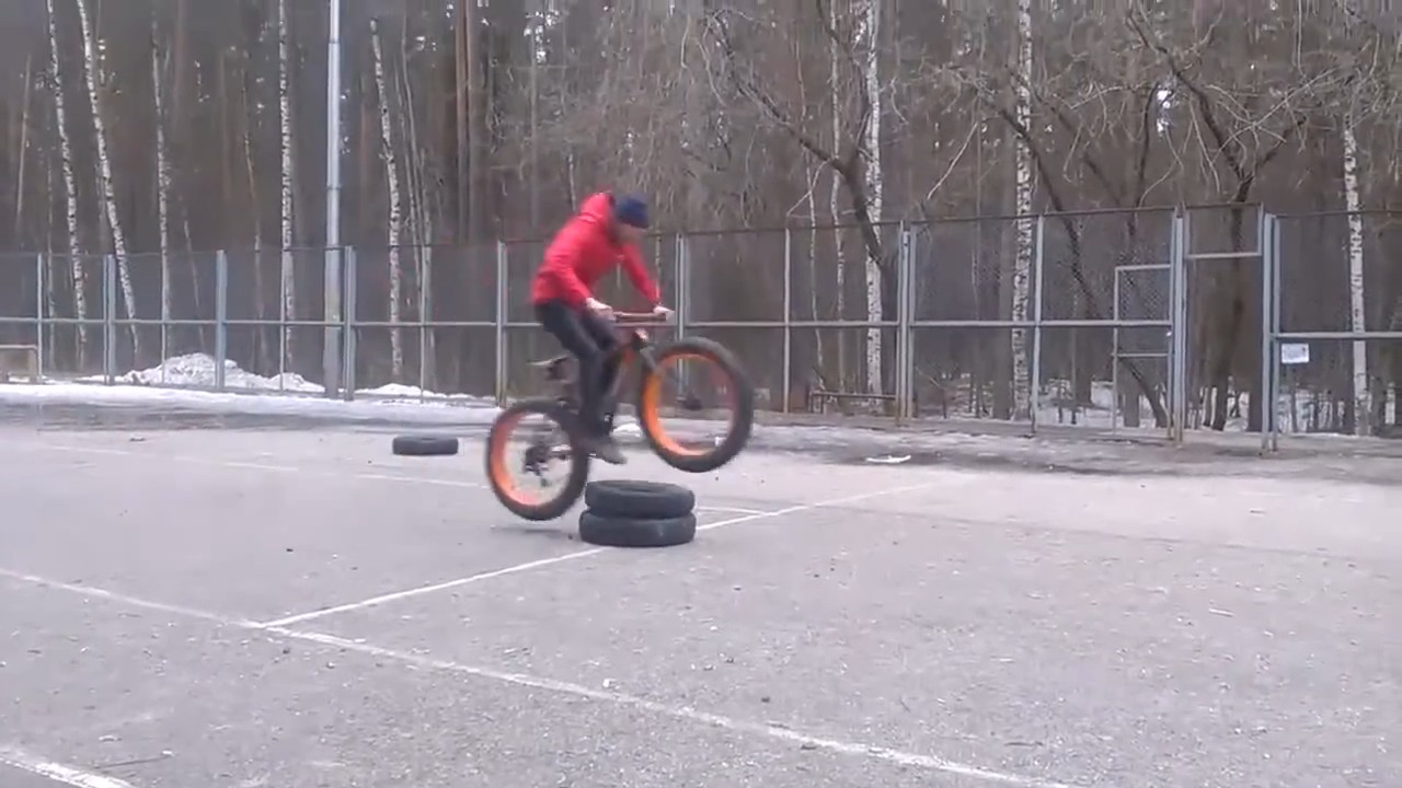прыжок через две покрышки на фэтбайке