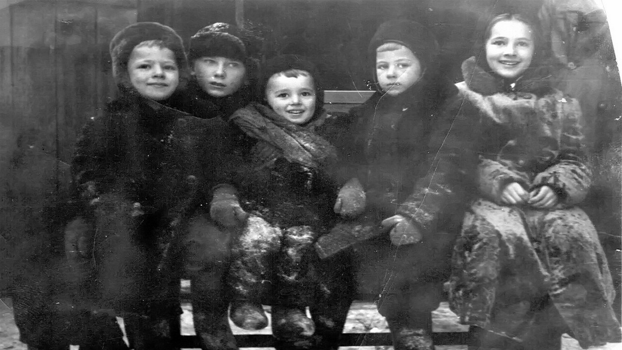 Семейный альбом. Детям 60-х, 70-х посвящается с песней "Детство".