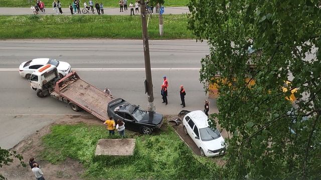 Авария. Машину перегнуло об столб. Ижевск. Эвакуатор. Ижевск. Улица Петрова. 1