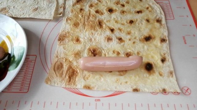 Вместо теста беру лаваш и сосиски. Запекаю в лаваше сосиски с сыром. Отличный перекус или завтрак