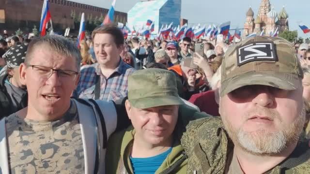 Огонь батарея! Огонь батальон! На Красной площади поёт Николай Расторгуев.
