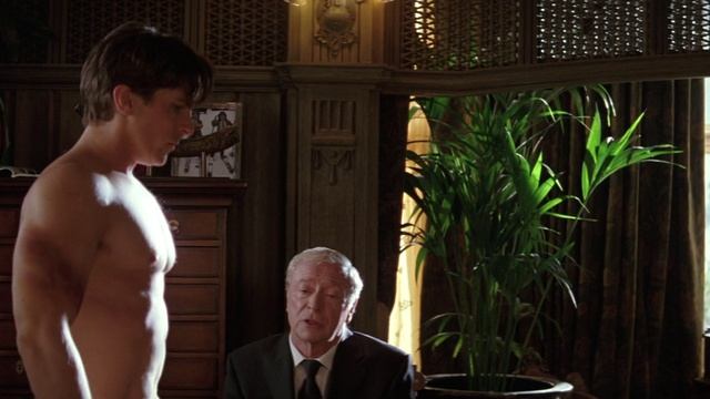 Бэтмен тоже отжимается