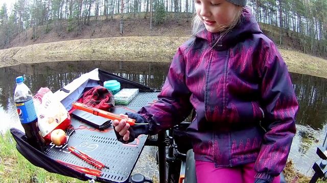 Первые соревнования у дочери по поплавку