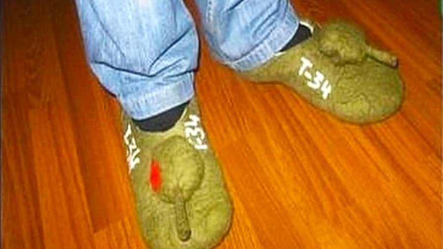 По полу тапки грохотали