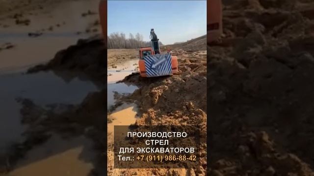 Колёсный экскаватор скатили с горы в трясину. Длиннорукая колёсник выкапывает сам себя.