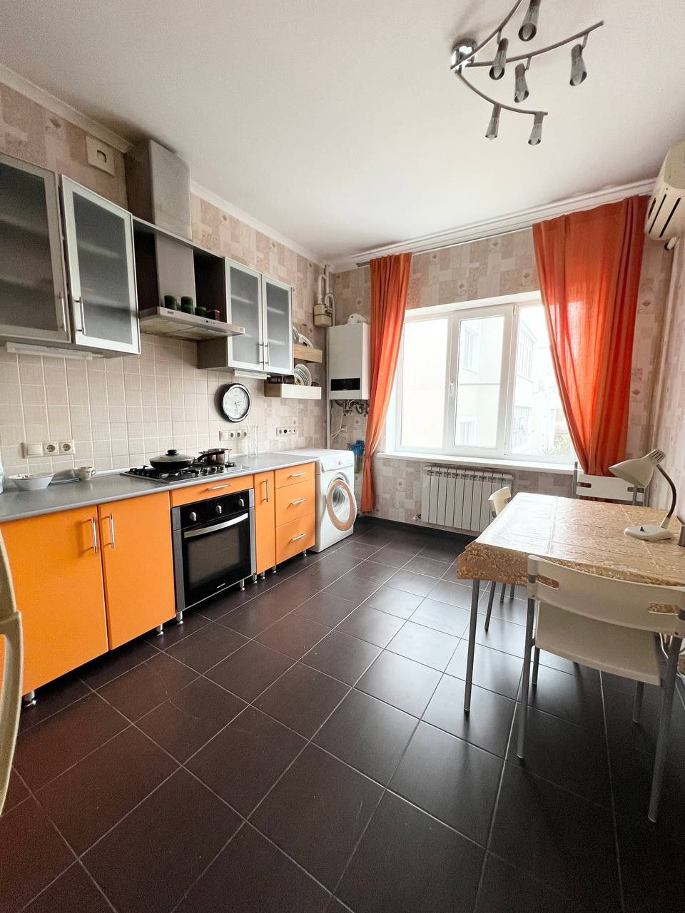 Цена квартиры в Геленджике 14 млн.р. на улице Тельмана, на пересечении с улицей Октябрьской.