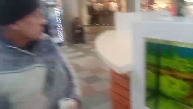 Смоленск, красивая рыба в ТЦ Галактика