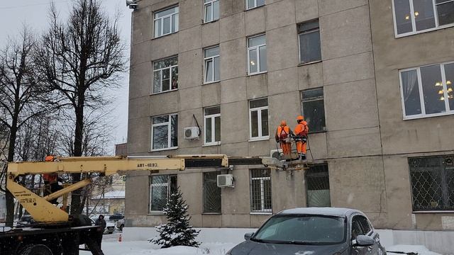 26 12 2023г. Электромонтёры АО ЯрГЭТ на бесплатной шабашке в  ДГХ мэрии Ярославля