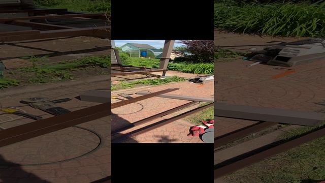 Замена старого крылечка на новое.. Выставление каркаса о опорных столбов.