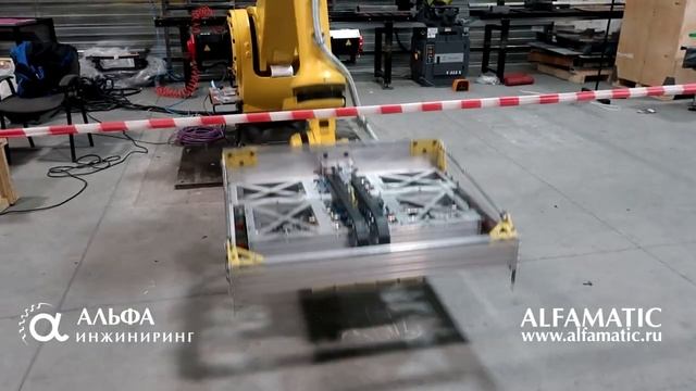 Испытание работы схвата для паллетирования кирпичей с нагрузкой промышленным роботом FANUC.mp4