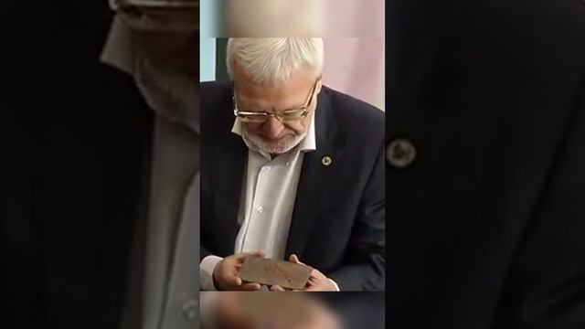 Во время раскопок нашли каменную пластину с насечками