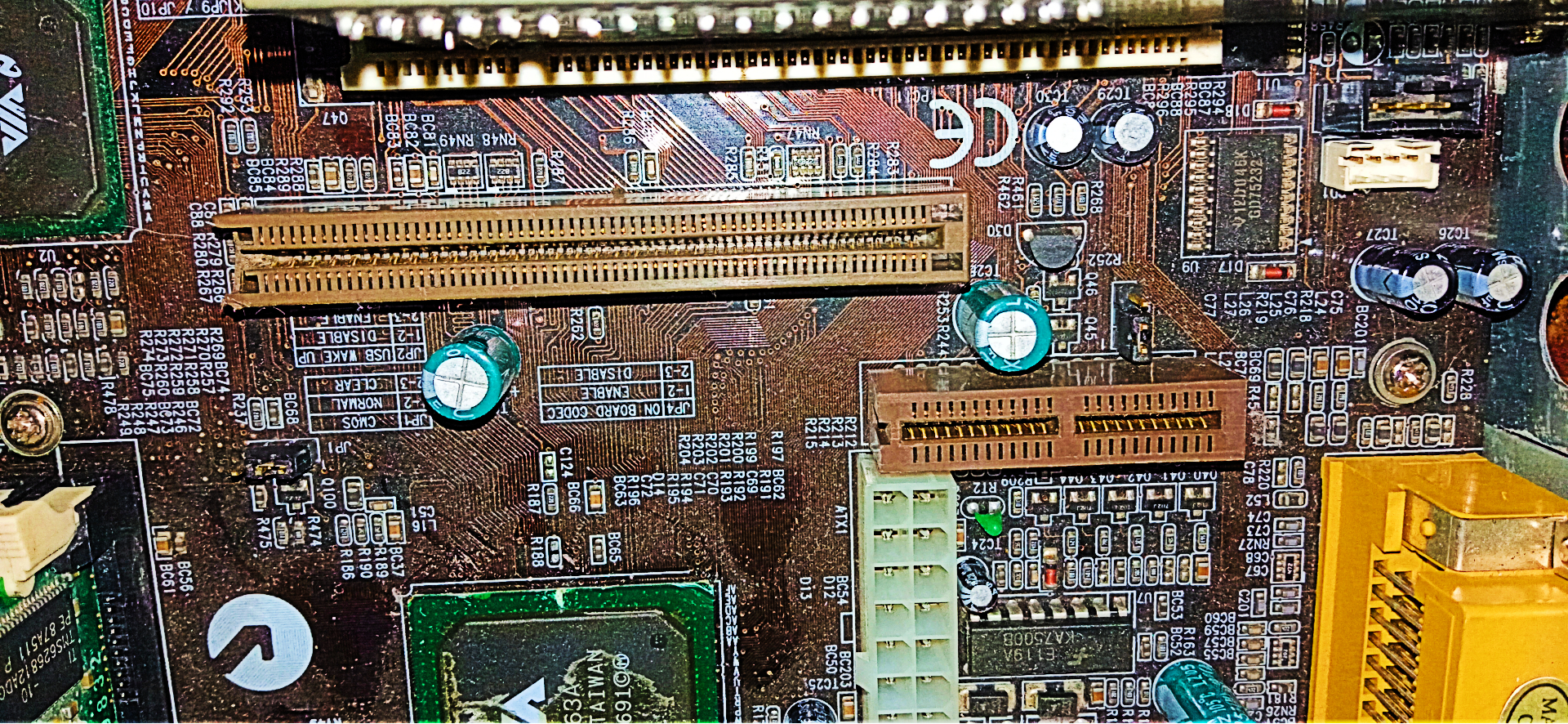 Что это за странные, коричневые слоты на мат.плате ❔⚙️❓