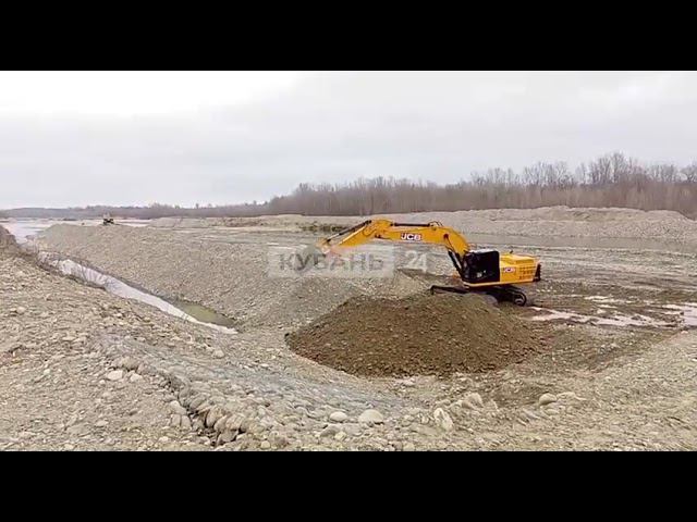 В Мостовском городском поселении укрепляют берег реки Лаба