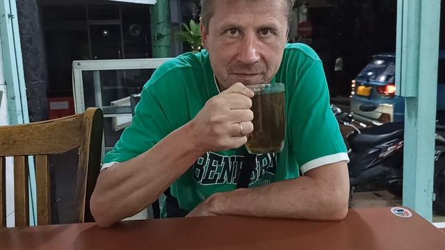 На ужине в варунге!Учим индонезийский!Пьём вкусный чай с мёдом.