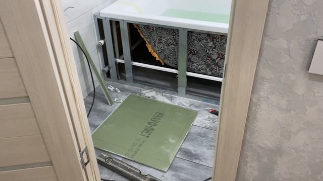 13,14,15 день ремонта в ванной комнате и туалете! Выложили всю плитку и установили ванну.