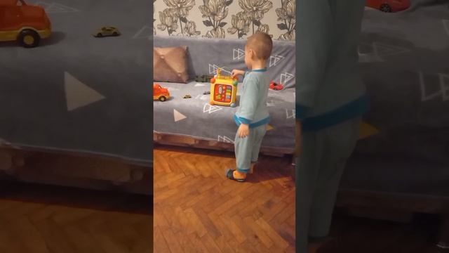 Кирюша играет с мультикубом