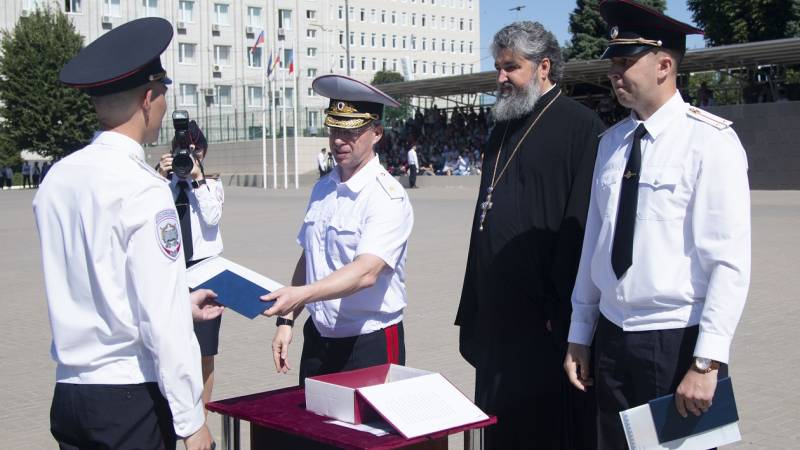 Заместитель начальника донского главка МВД принял участие в выпуске молодых полицейских
