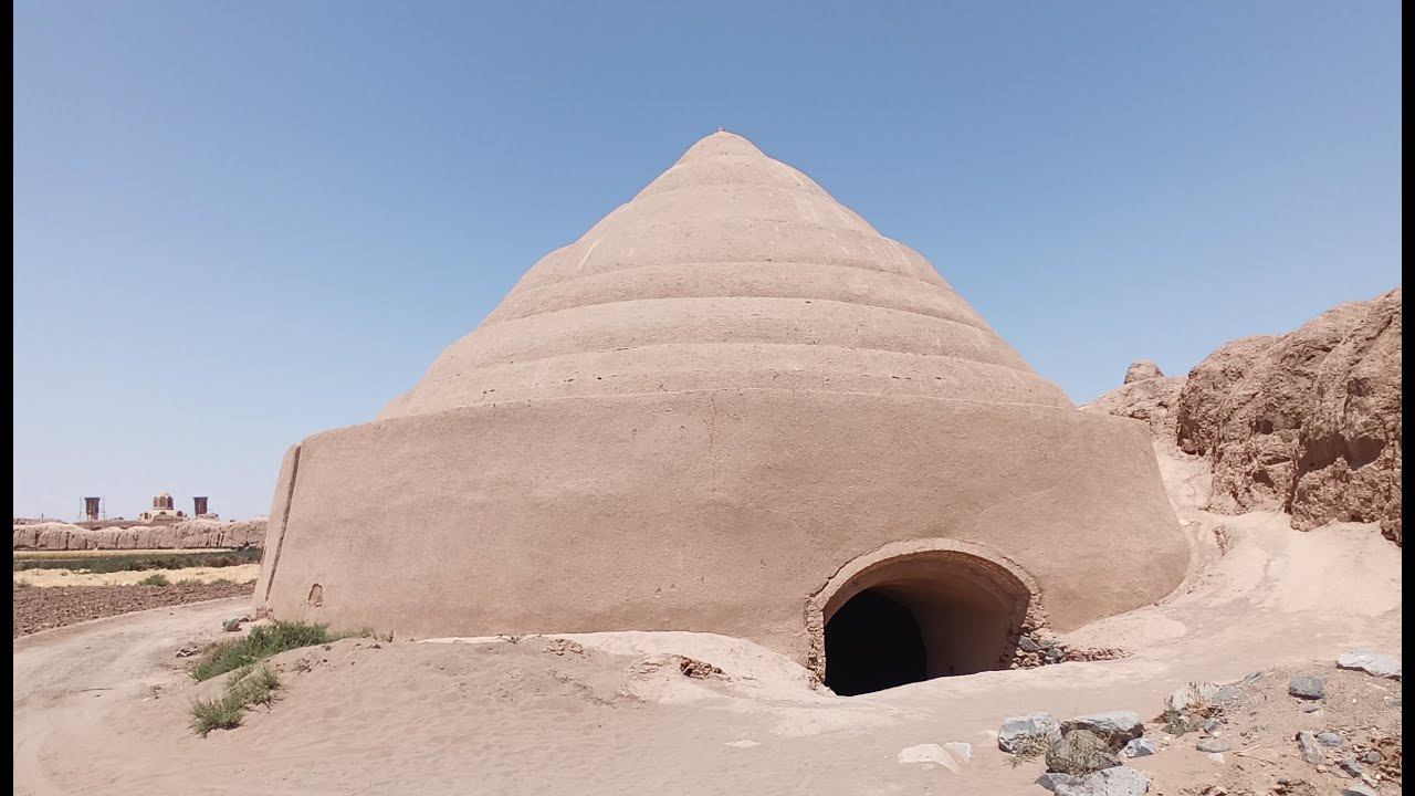 Иран. Кашан. Древний холодильник и крепостные стены