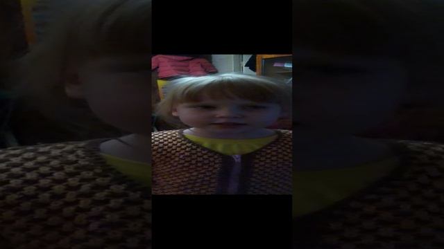 Маленькая девочка поет песню из мультика