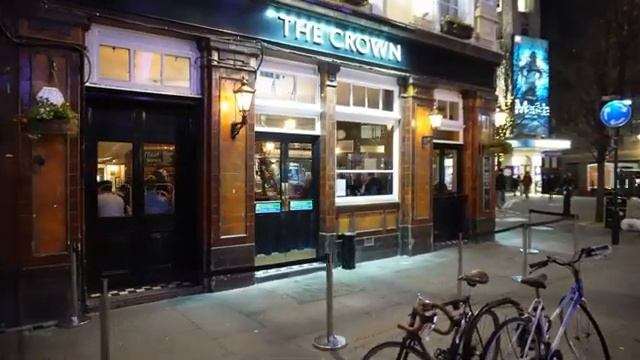 Вы прогуливаетесь по центру Лондона в 21-00 вечера четверга