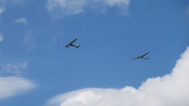 Самолёт тянет планер