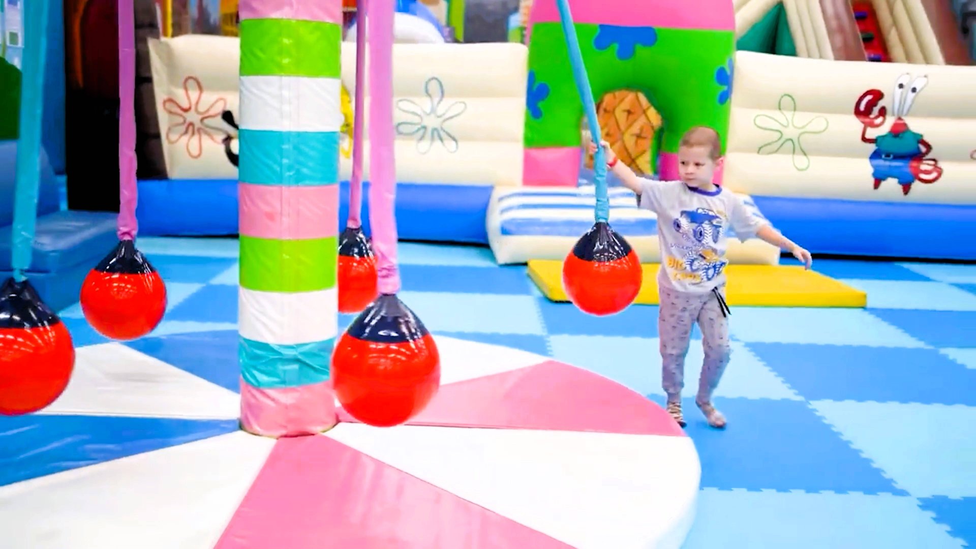 Детская площадка ребенок катается с вулкана, прыгает на батуте бегает по лабиринту