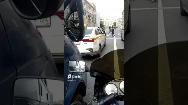 Переходный пешеход _ тесно-узко #moscow #moto #msk #москва #мото #suzuki #shorts