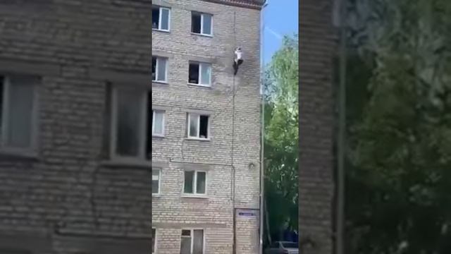 Скалолаз сломал себе ноги.mp4