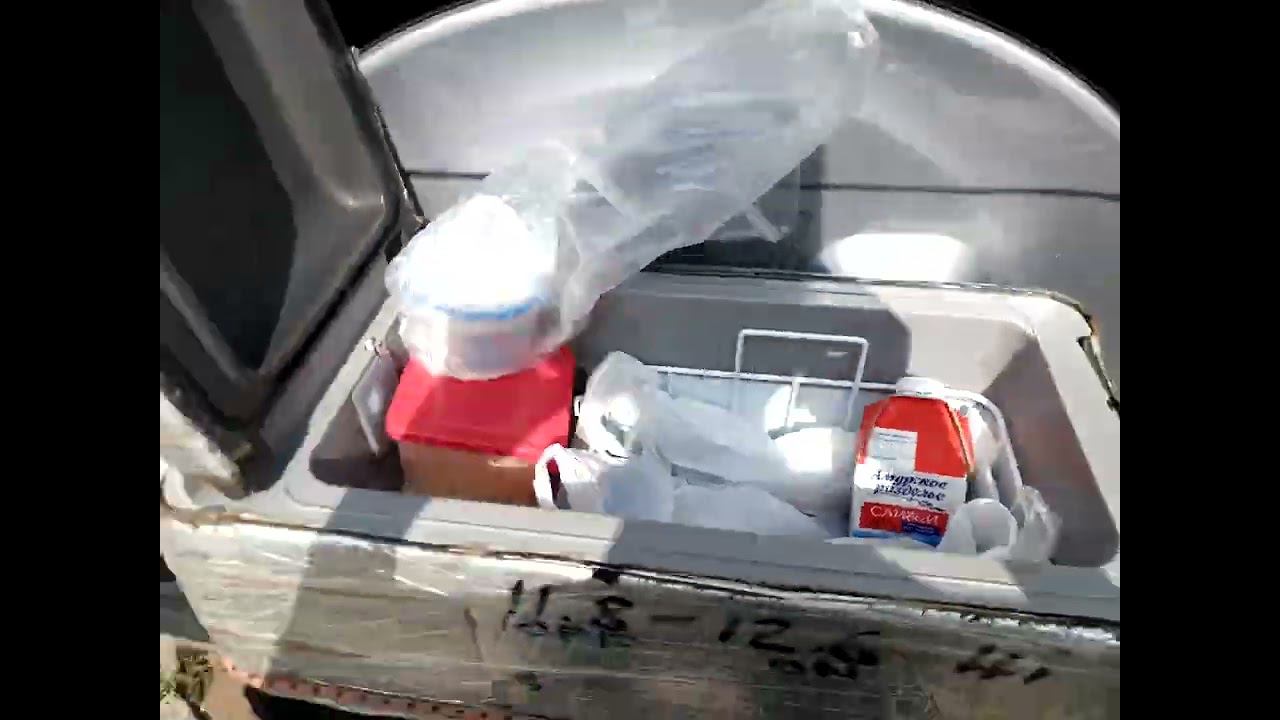 холодильник  - много место не  занимает и мало тока потребляет