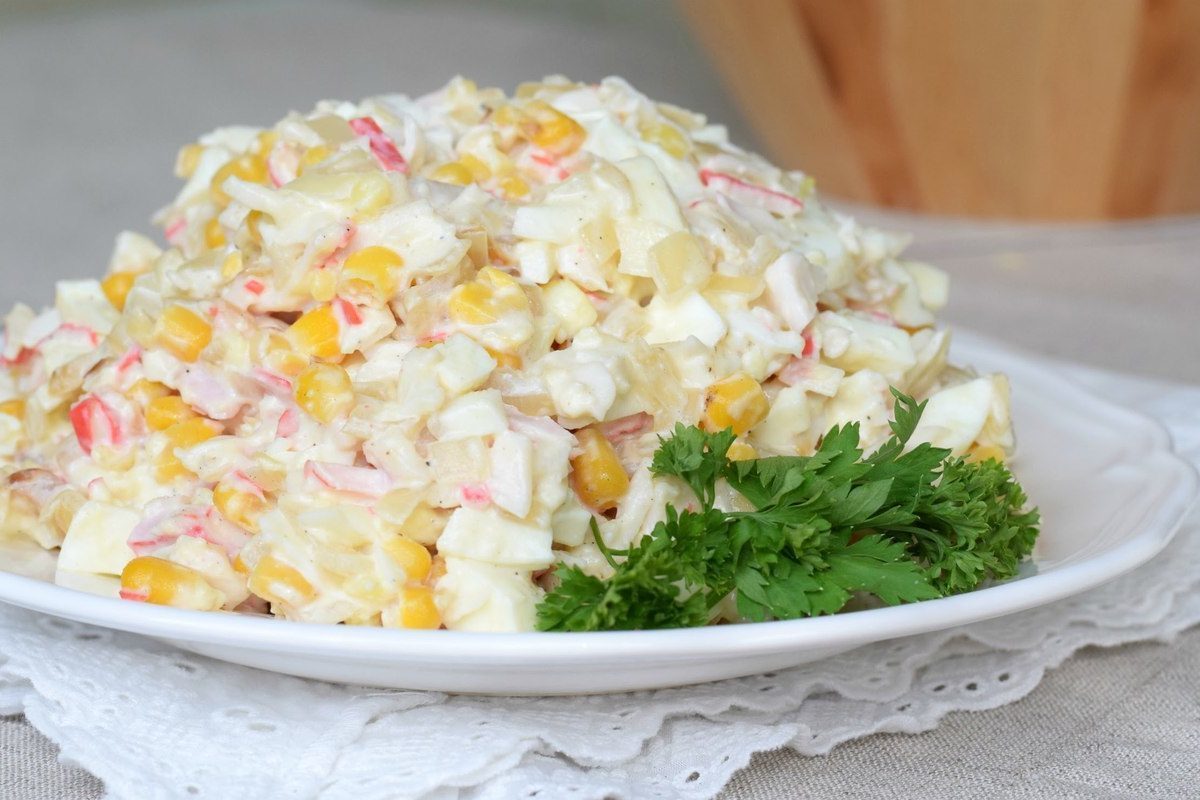 КРАБОВЫЙ САЛАТ С МАНДАРИНАМИ И ЧЕСНОКОМ